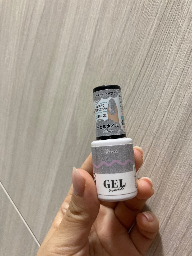 Daiso Gel Nail Polish-Silver, 美容＆個人護理, 指甲美容＆其他 - Carousell