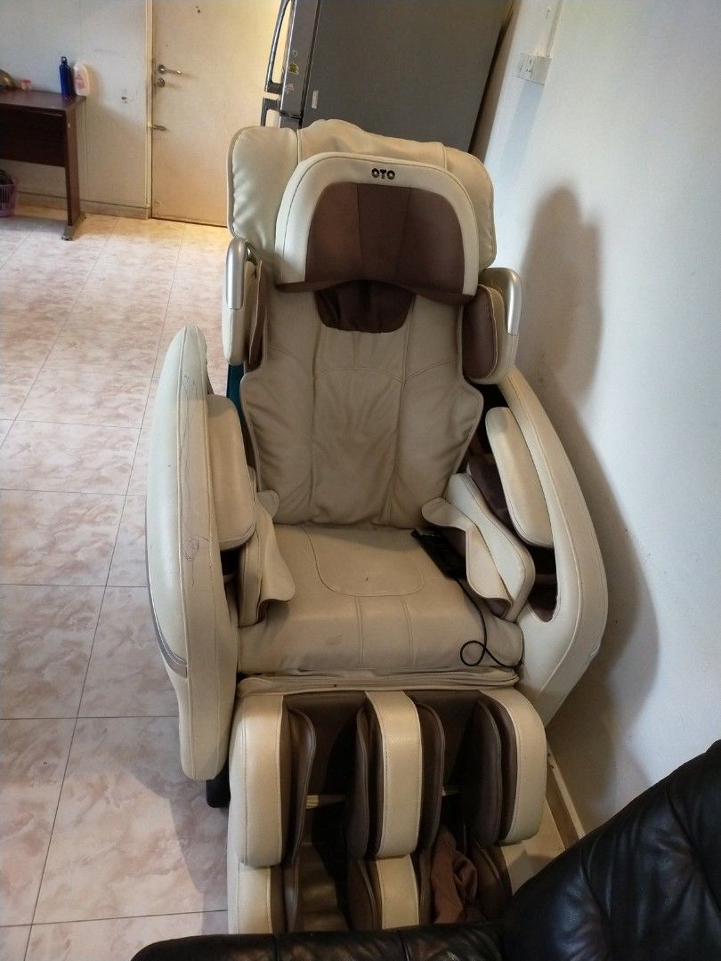 OTO massage chair, Health & Nutrition, Massage Devices on Carousell