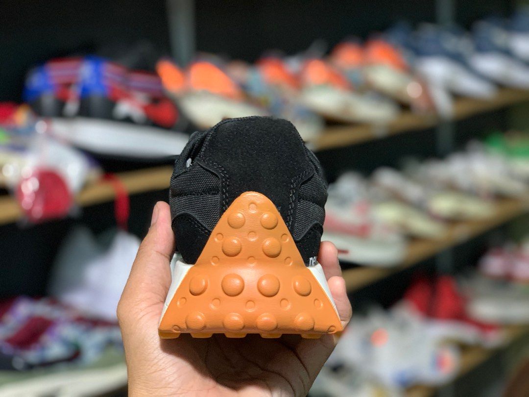 Sepatu Nb 327 Hitam, Fesyen Pria, Sepatu , Sneakers di Carousell