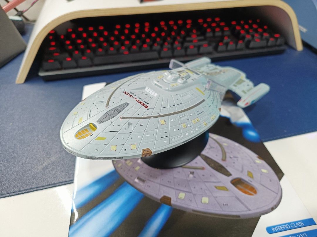 Star Trek USS Voyager NCC-74656 Eaglemoss XL Display Model, Hobbies ...