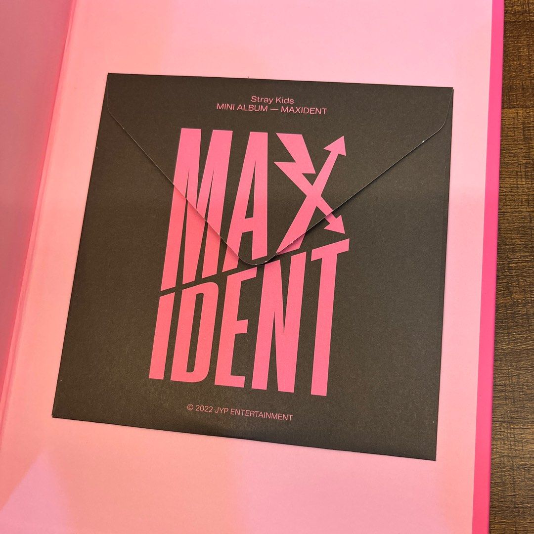 Stray Kids Maxident Album Unsealed with gifts (Felix photocard & Lee ...