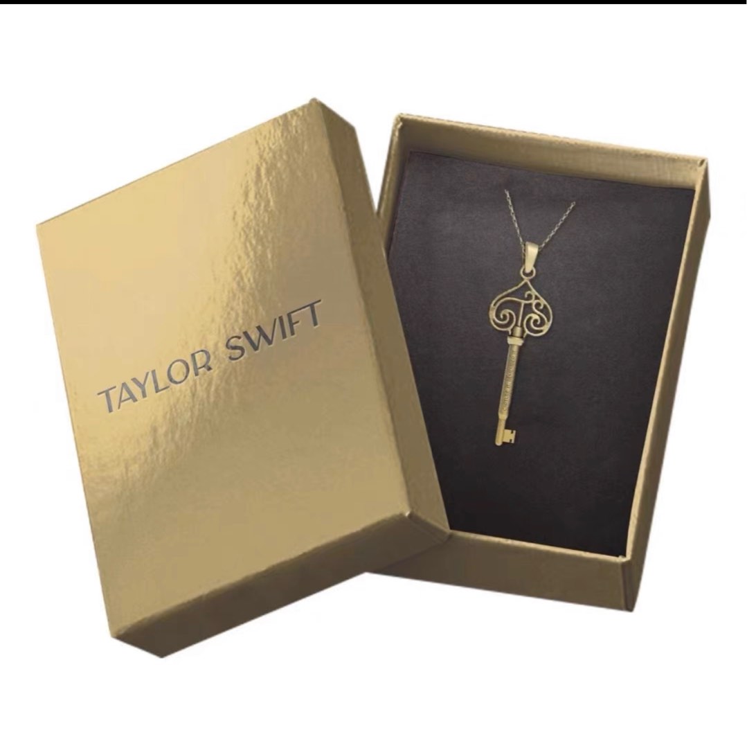 TAYLOR SWIFT FEARLESS VAULT KEY NECKLACE, Hobbies & Toys, Collectibles ...