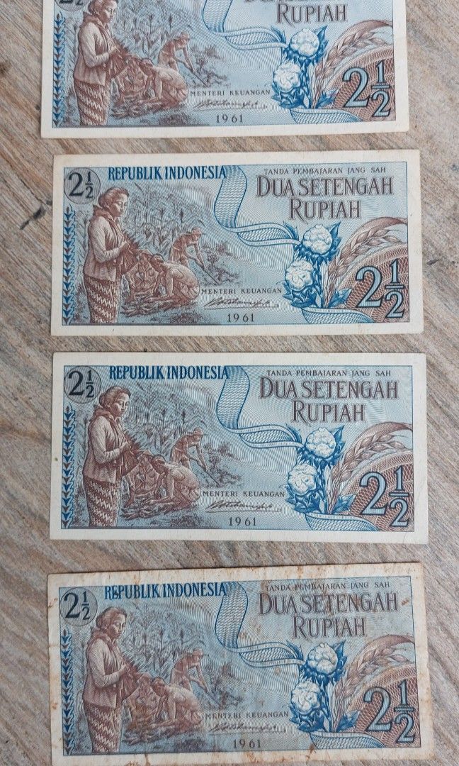 4 lembar uan kertas lama kuno dua setengah rupian th 19 61 on Carousell
