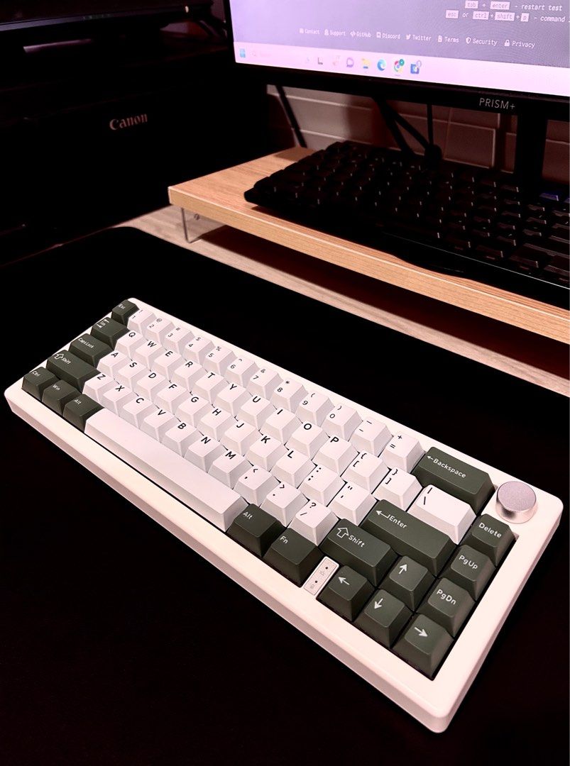 65% custom mechanical keyboard (White & dark green keycaps), Computers ...