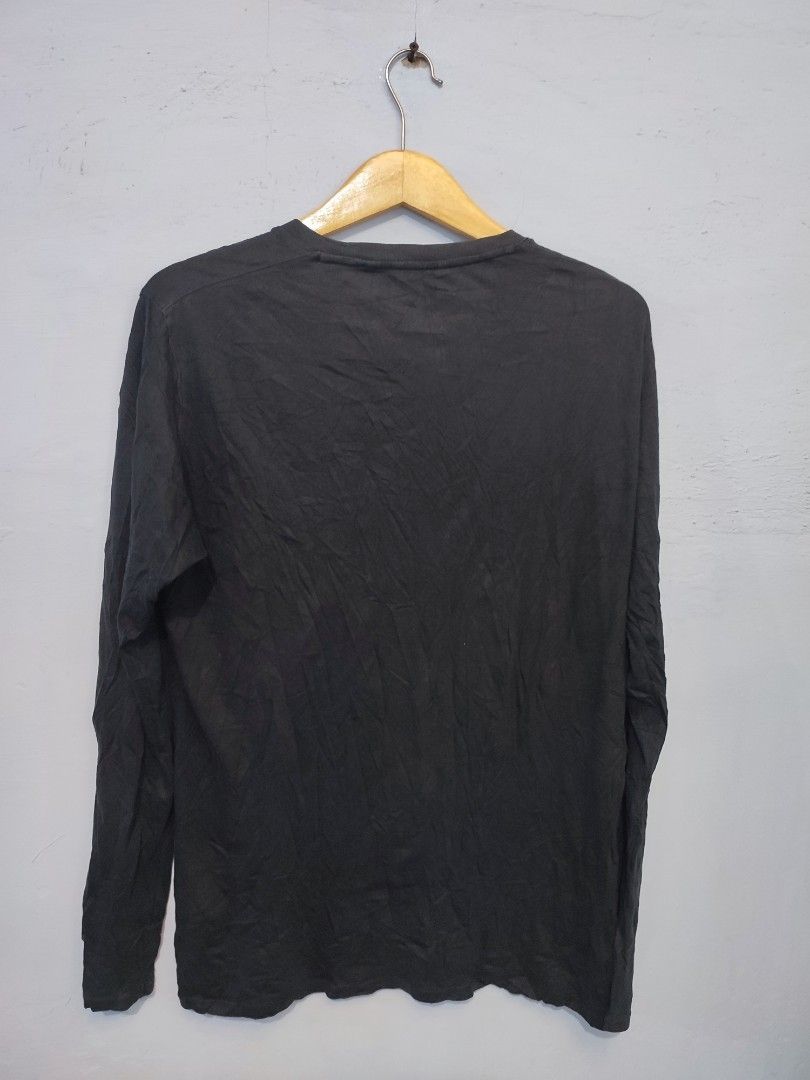 Baju panjang uniqlo xl hitam bro bungkus lah, Fesyen Pria, Pakaian , Atasan di Carousell