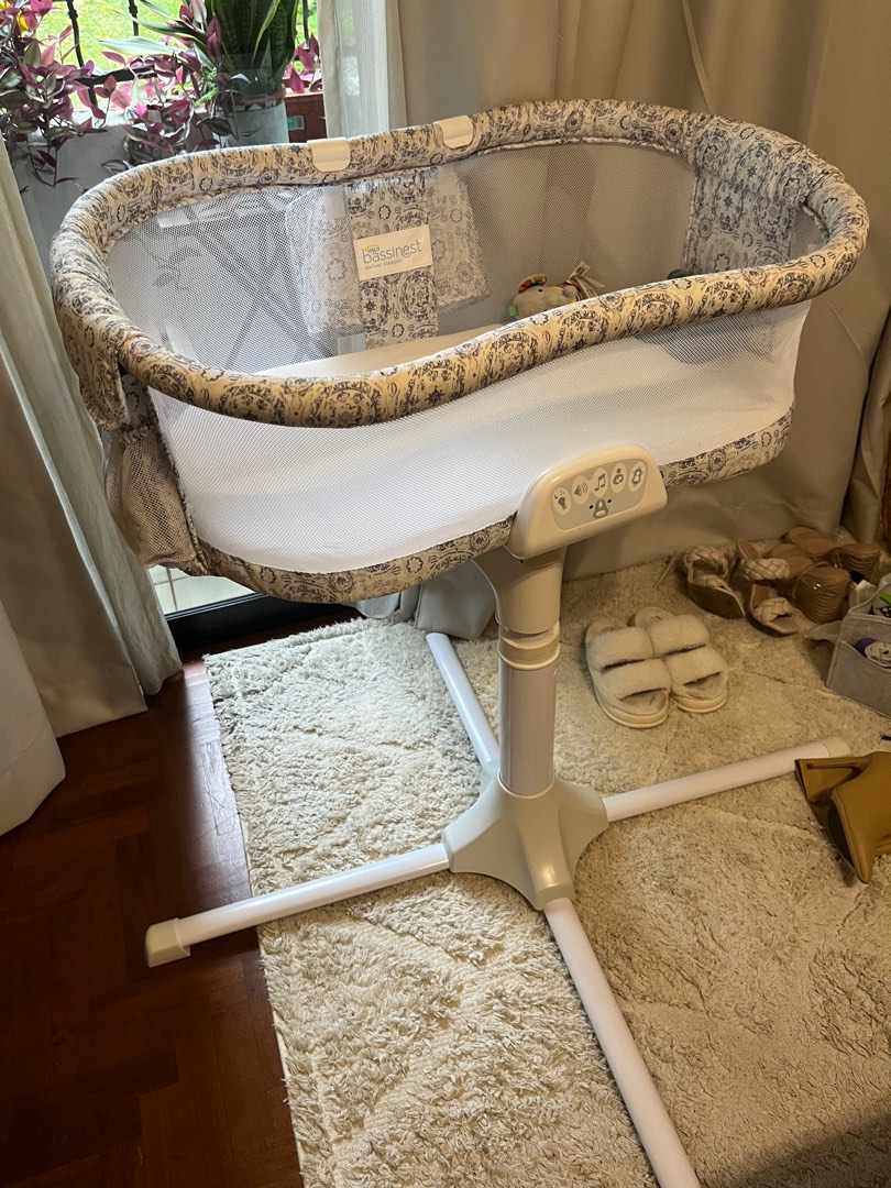 Halo Bassinest swivel 360, Babies & Kids, Baby Nursery & Kids Furniture ...