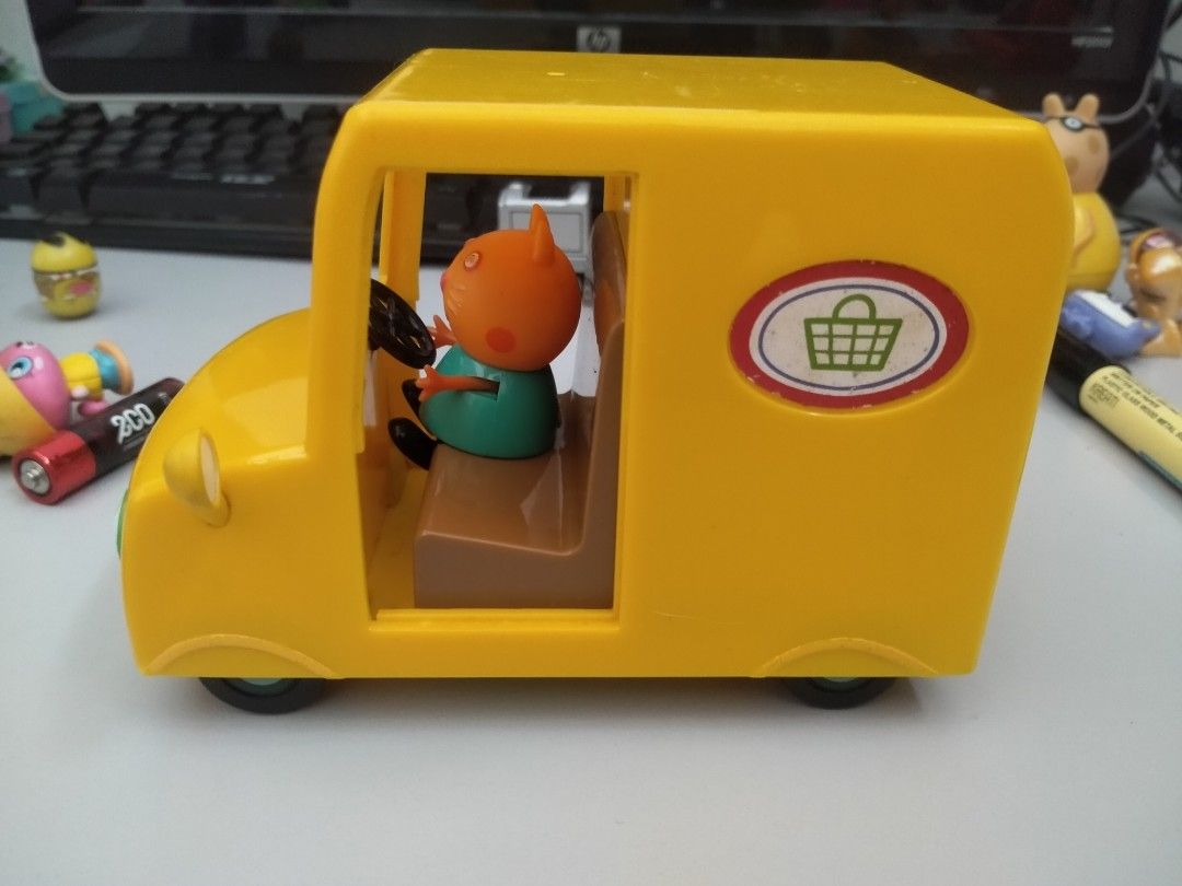 Peppa pig van, Hobbies & Toys, Toys & Games on Carousell