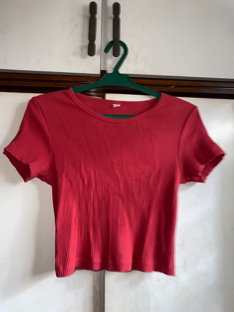 UNIQLO RIBBED RED CROP TOP on Carousell