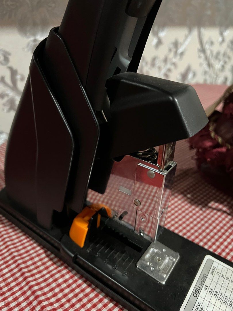 Deli Steples 210 sheet, Buku & Alat Tulis, Alat Tulis di Carousell