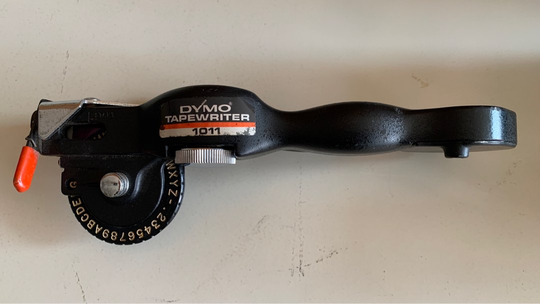 Dymo typewriter 1011 model, 興趣及遊戲, 收藏品及紀念品, 古董收藏 - Carousell
