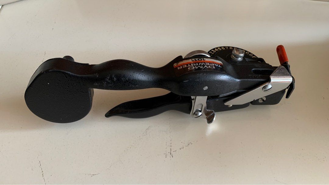 Dymo typewriter 1011 model, 興趣及遊戲, 收藏品及紀念品, 古董收藏 - Carousell
