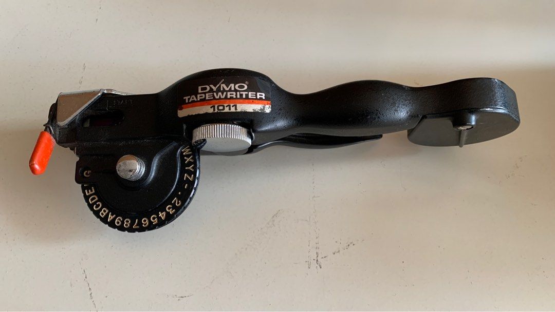 Dymo typewriter 1011 model, 興趣及遊戲, 收藏品及紀念品, 古董收藏 - Carousell