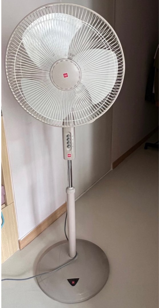 KDK P40US Stand Fan with 40cm Metal blade, Champagne, Furniture & Home ...