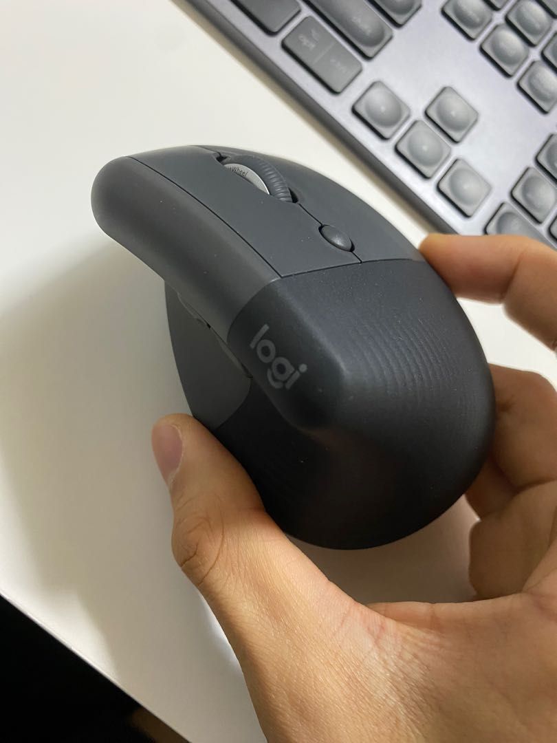 Logitech lift ergo, 電腦＆科技, 電腦周邊及配件, 電腦滑鼠及相關產品 - Carousell