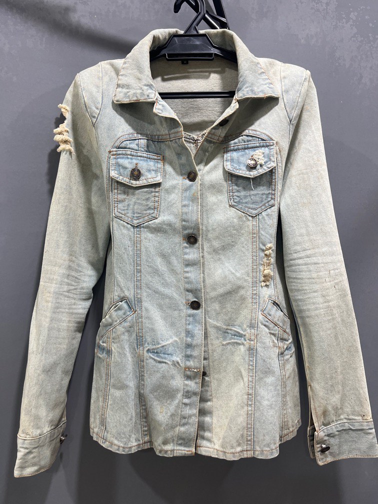 structured denim jacket in blue vintage, Women's Fashion, Coats, Jackets and Outerwear on Carousell