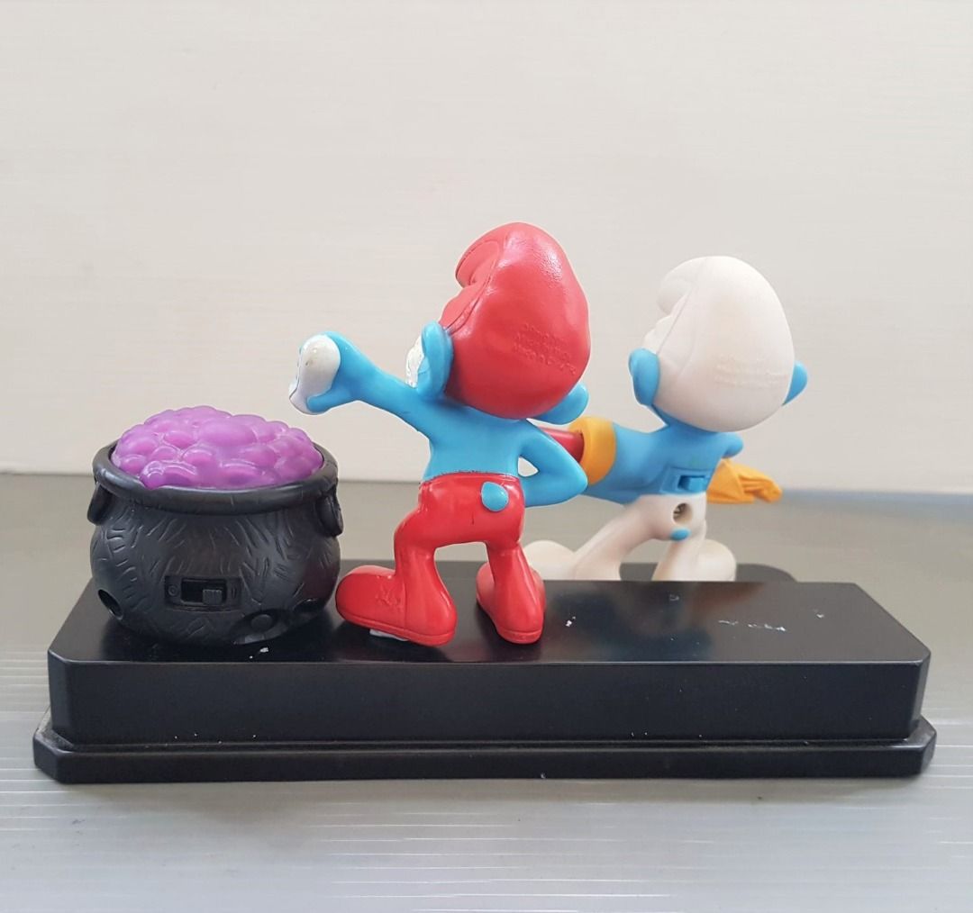 The Smurf Figures in Display Casing, 3 inches Figurine, Peyo 2011 ...