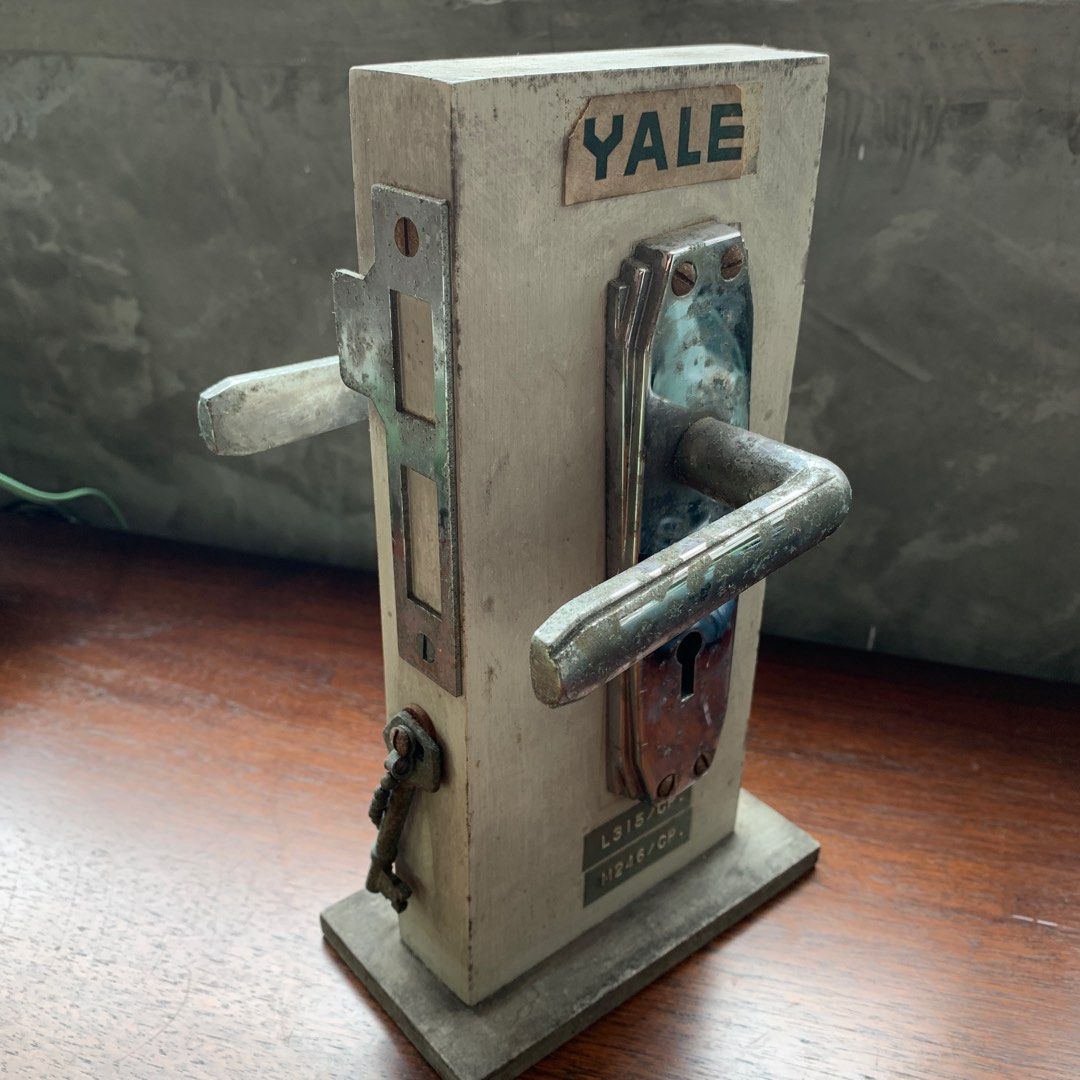 Vintage Yale door handle with key lock sample, 興趣及遊戲, 收藏品及紀念品, 古董收藏 ...