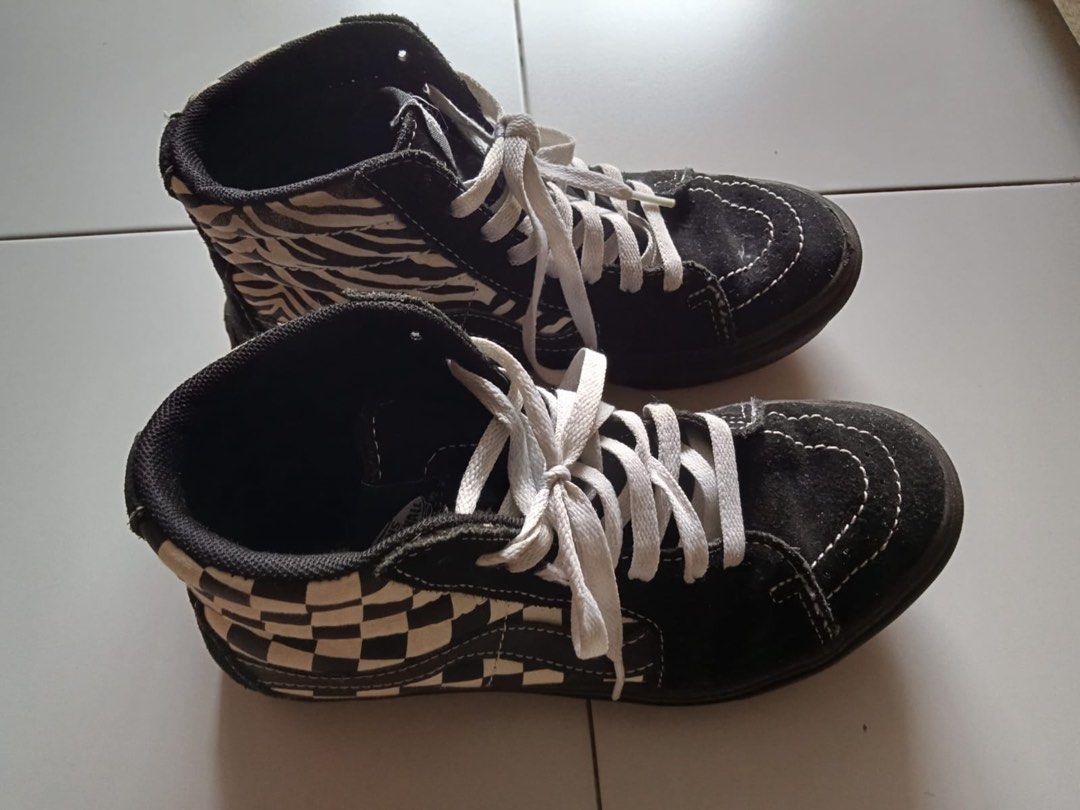 2 for $50, Women's Fashion, Footwear, Sneakers on Carousell