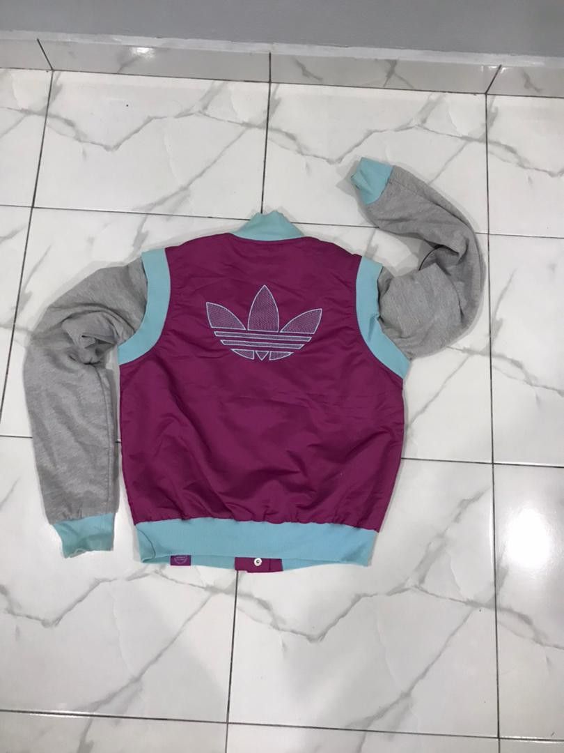 Adidas varsiti jacket Big logo ( pit 19/L 21.5), Women's Fashion, Coats ...
