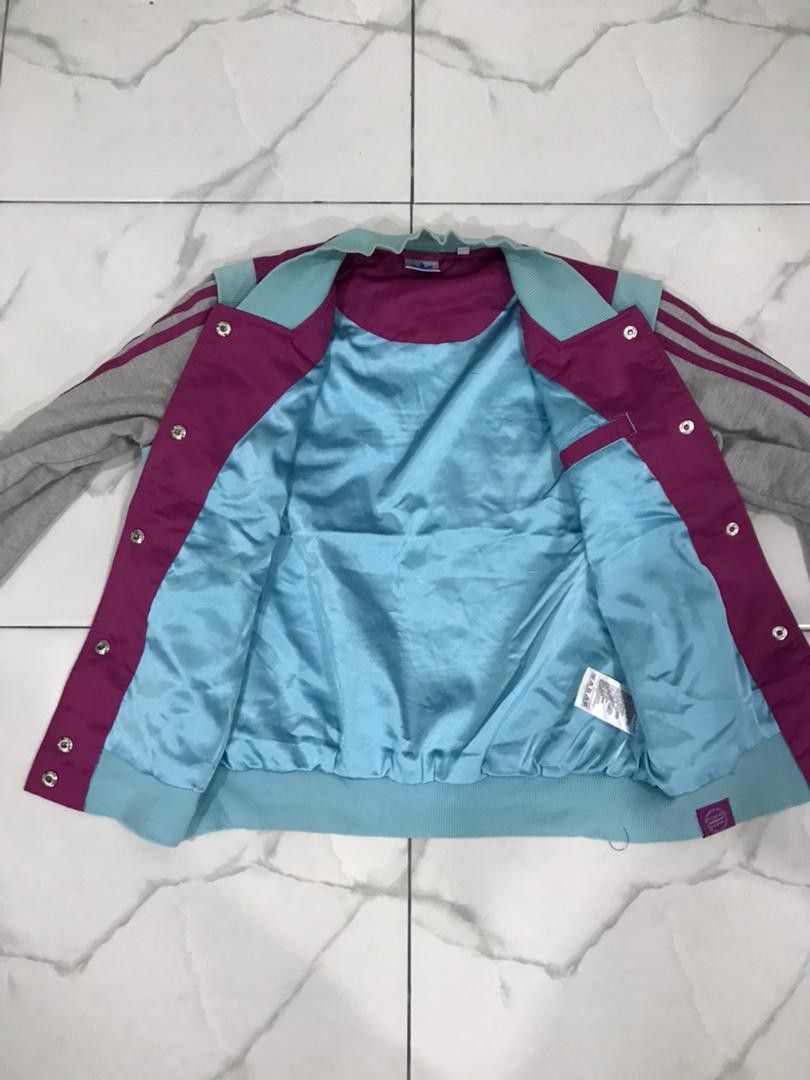 Adidas varsiti jacket Big logo ( pit 19/L 21.5), Women's Fashion, Coats ...