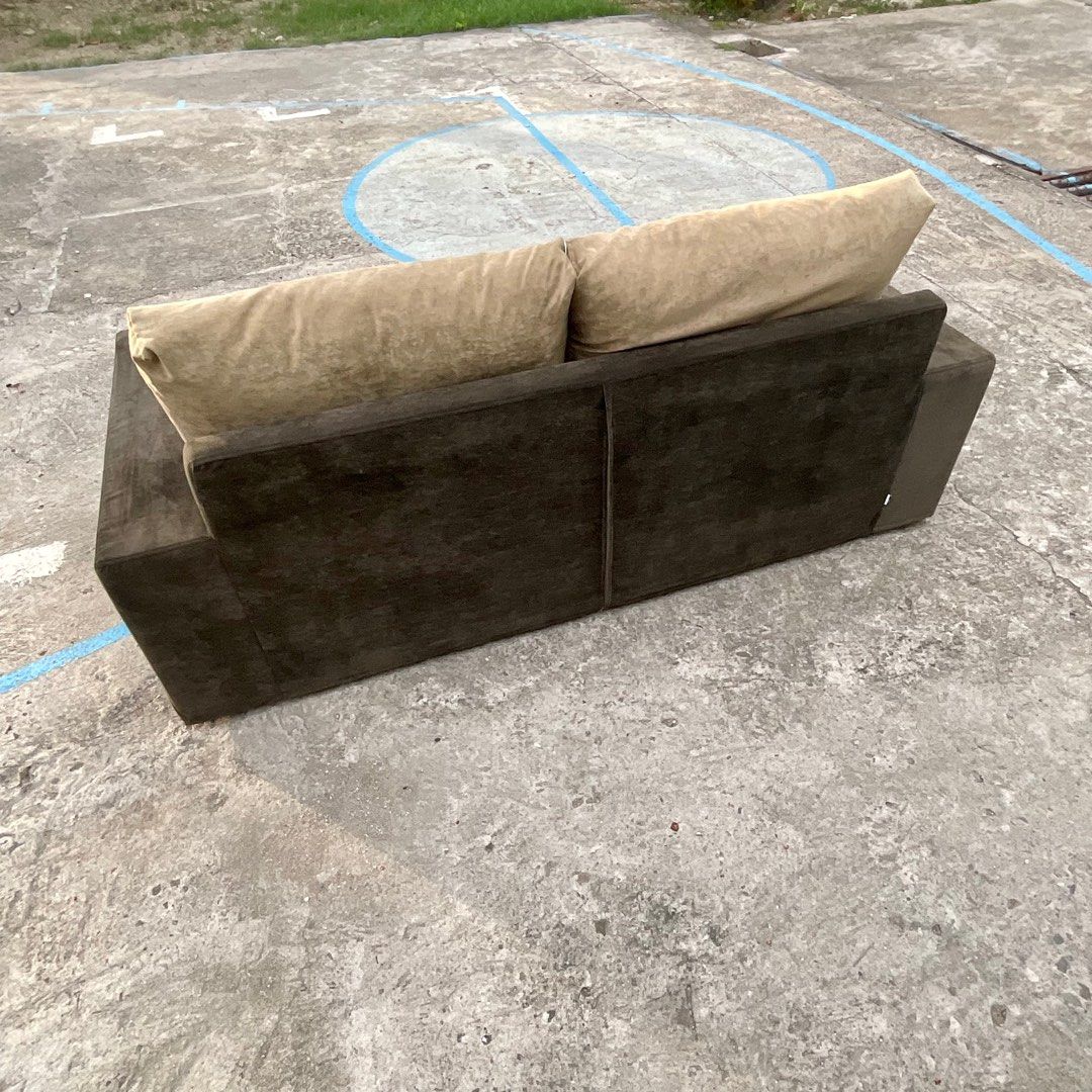 Keyuca bulky sofa in pristine condition on Carousell