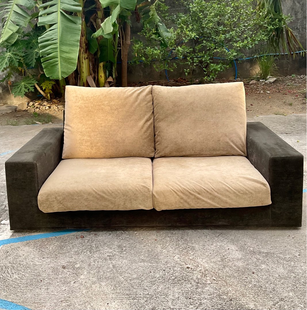 Keyuca bulky sofa in pristine condition on Carousell