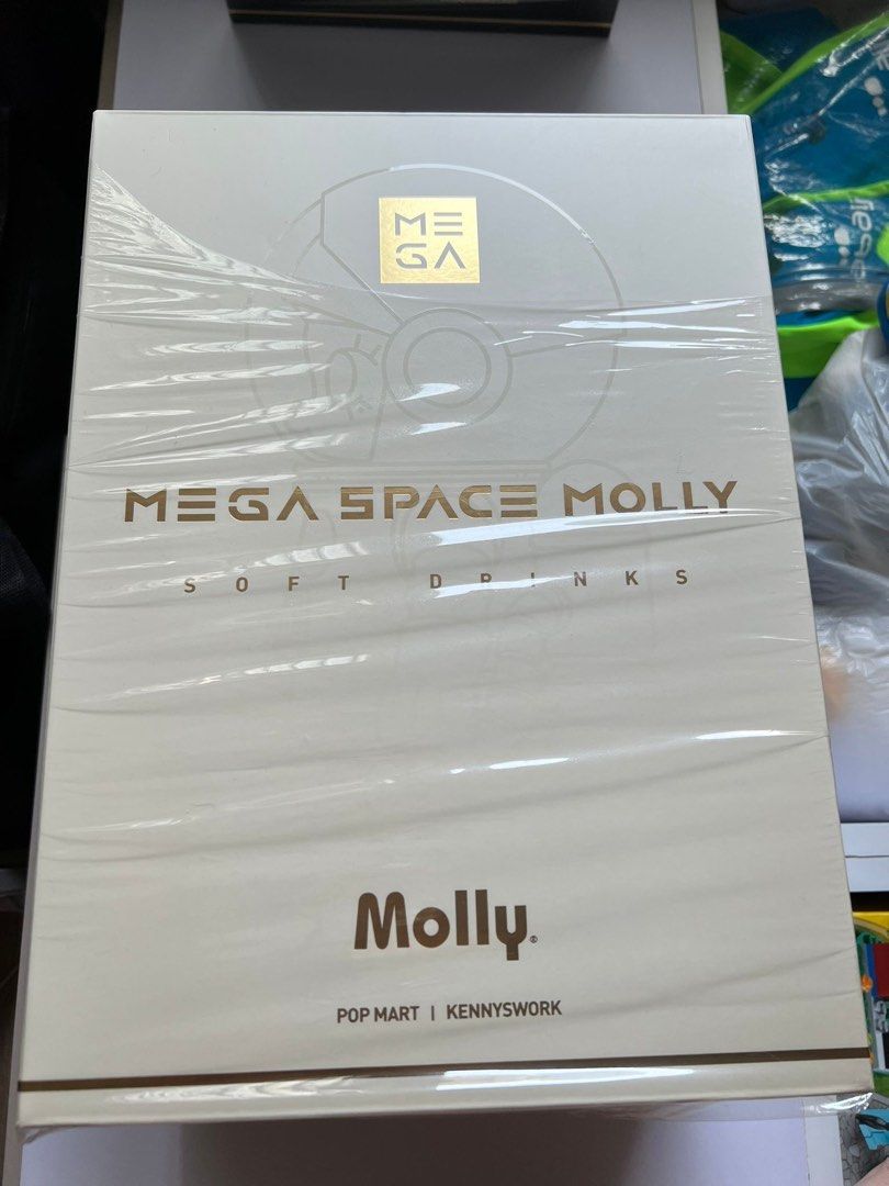 Molly 400% soft drinks 靚盒, 興趣及遊戲, 玩具 & 遊戲類 - Carousell