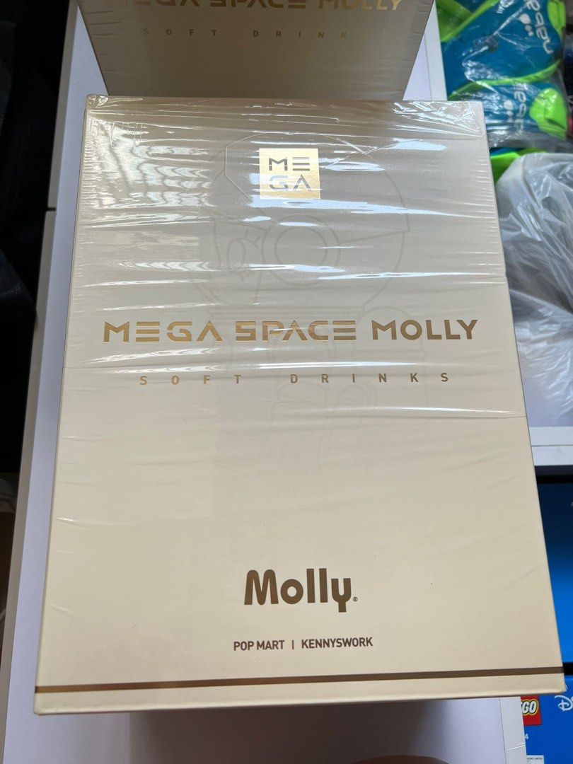 Molly 400% soft drinks 靚盒, 興趣及遊戲, 玩具 & 遊戲類 - Carousell