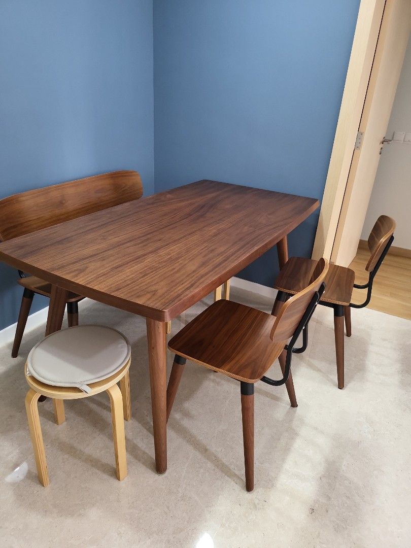 Sean dix copine Dining table with matching bench and 2 chairs ...
