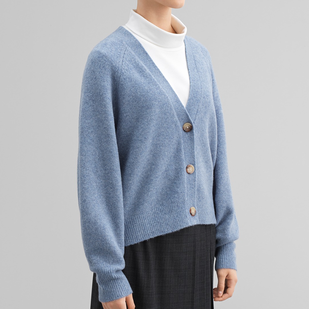 Uniqlo Light Souffle Yarn Long Sleeve Short Cardigan on Carousell