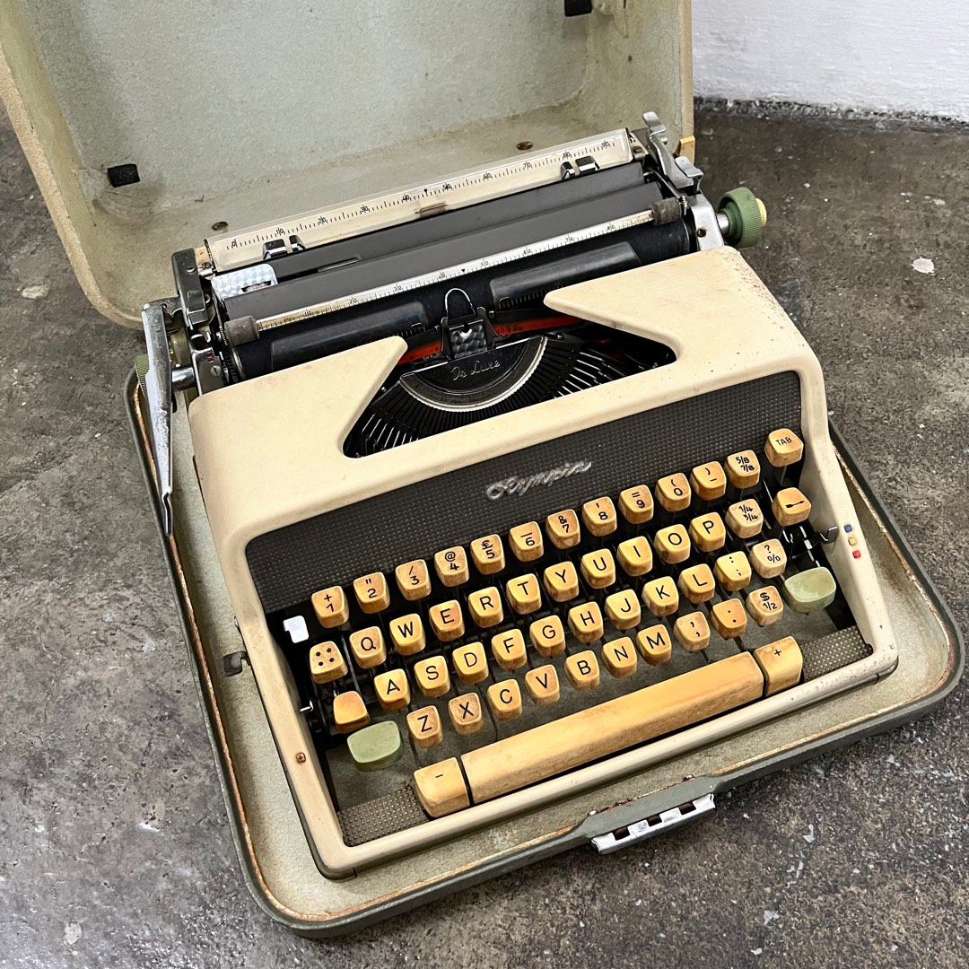 Vintage Olympia Deluxe Manual Typewriter with case cir 1960-70s ...