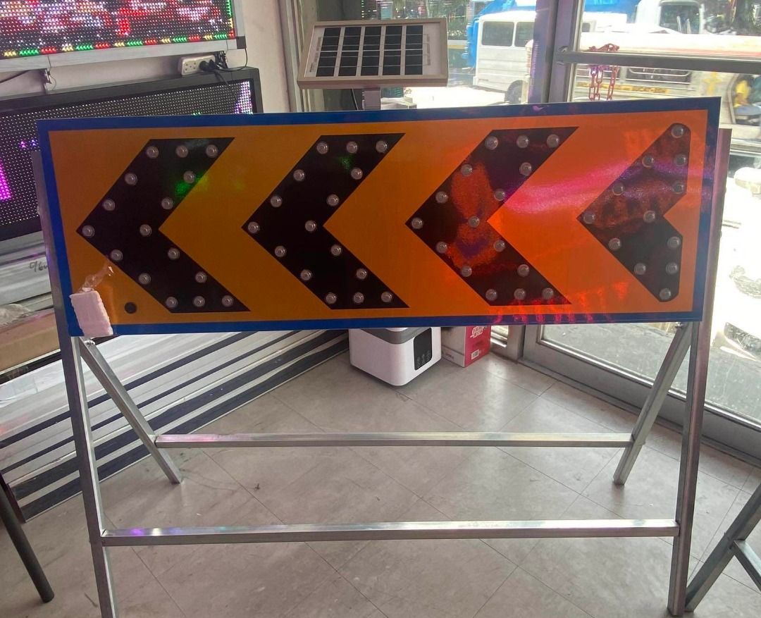 Yellow Solar Arrow Board Light 1 way/2 way on Carousell