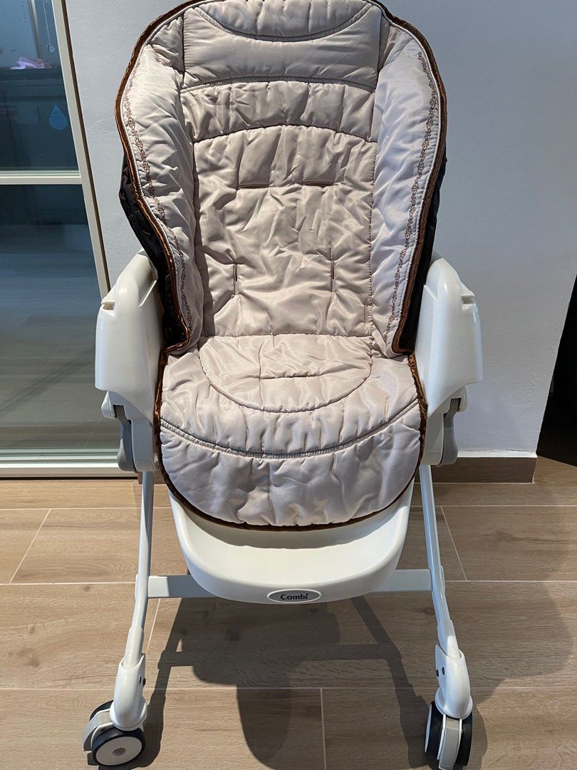 Combi Fealetto Auto Swing High Chair, Babies & Kids, Baby Nursery ...