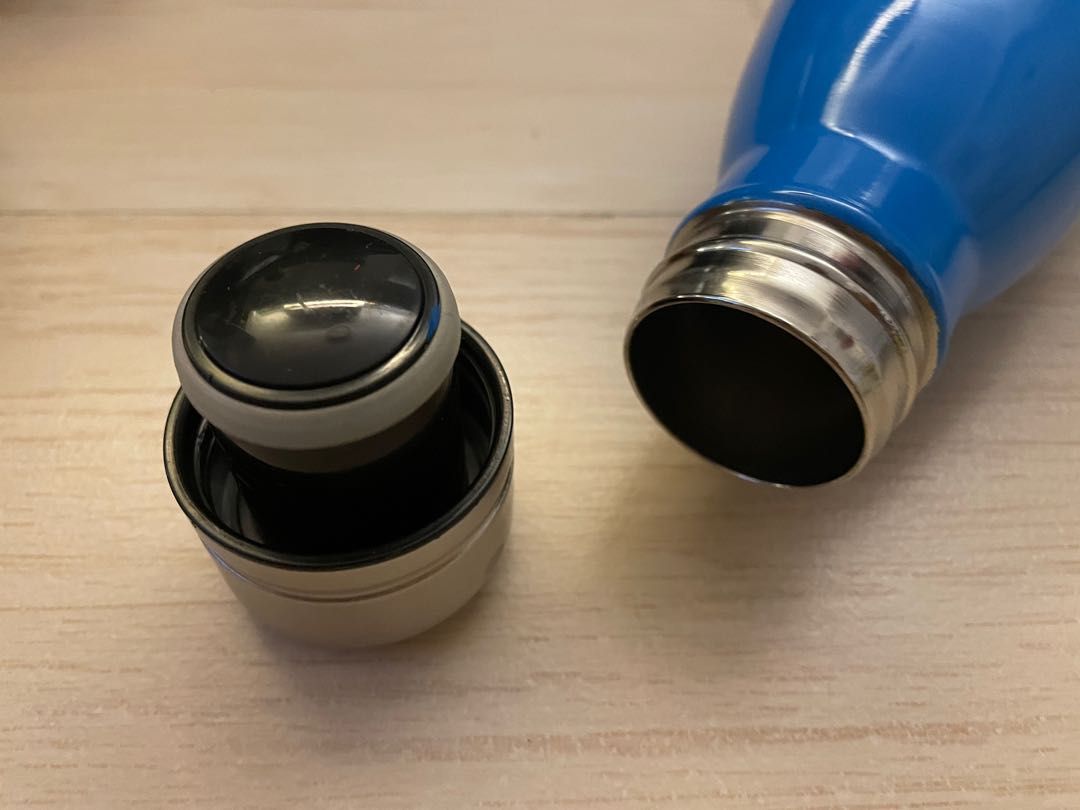 Disney Donald Duck Vacuum Bottle, 傢俬＆家居, 廚具和餐具, 廚水杯、水壺 - Carousell