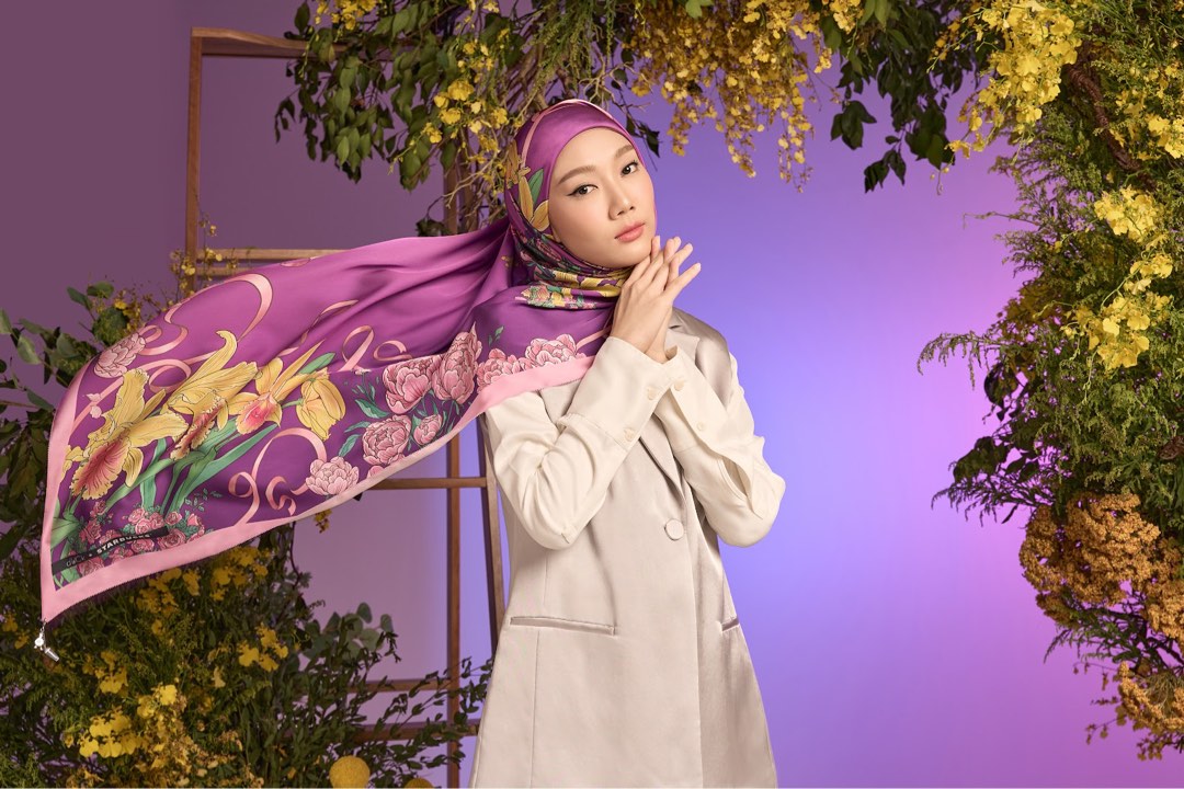 Duck + Starbucks BLOOMING shawl, Women's Fashion, Muslimah Fashion ...