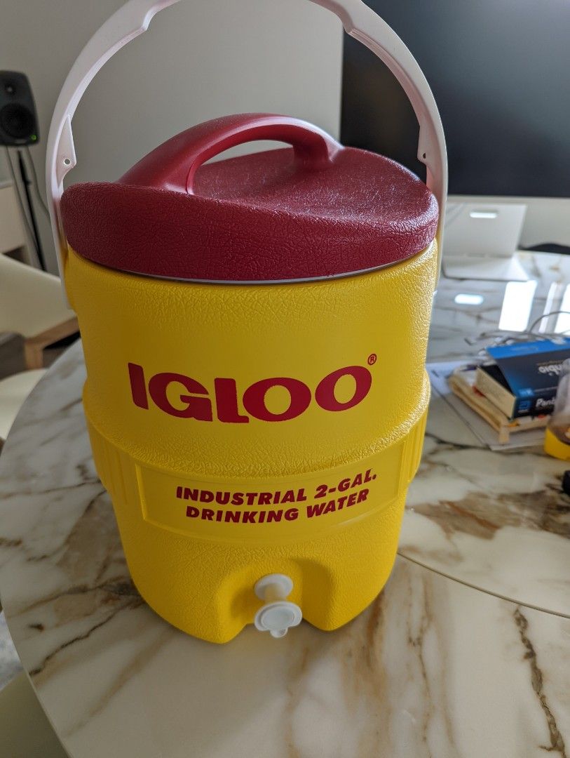 Igloo 2 Gal portable water beverage dispenser, TV & Home Appliances, Kitchen Appliances, Water ...