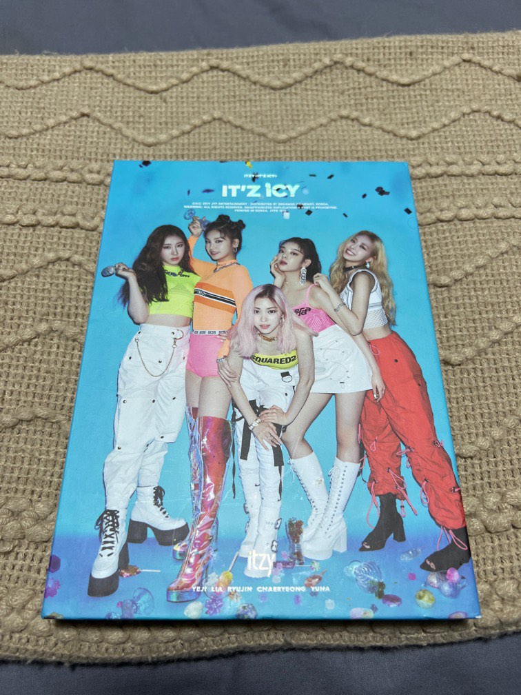 ITZY it’z icy photobook with dvd included, Hobbies & Toys, Memorabilia ...