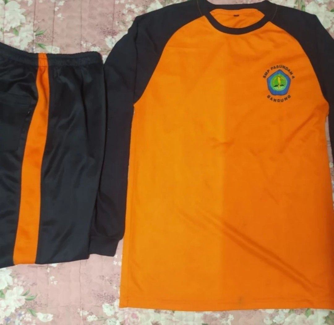 Seragam olahraga SMP pas 4, Olah Raga, Baju Olahraga di Carousell