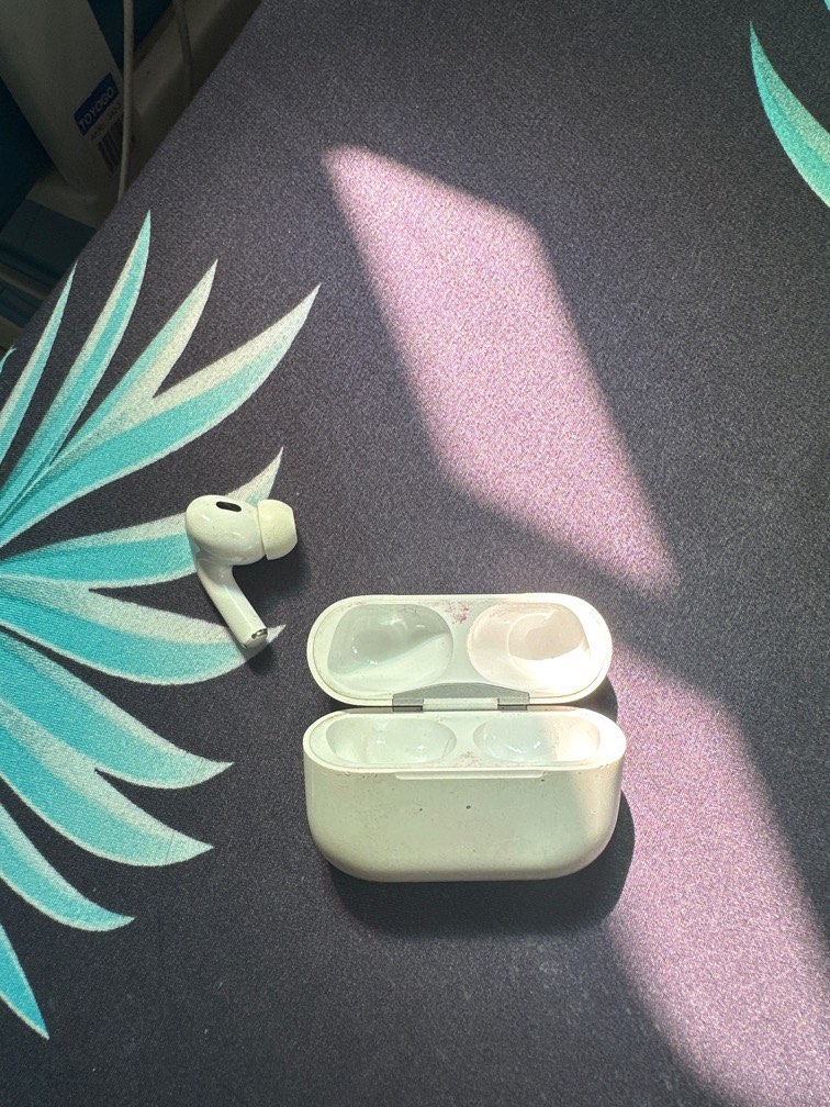 Apple Airpods Pro generation 2 Left side buds and case, Mobile Phones ...