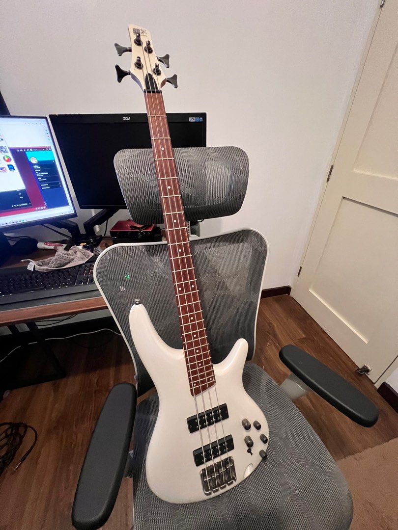 Ibanez SR300E, Hobbies & Toys, Music & Media, Musical Instruments on ...