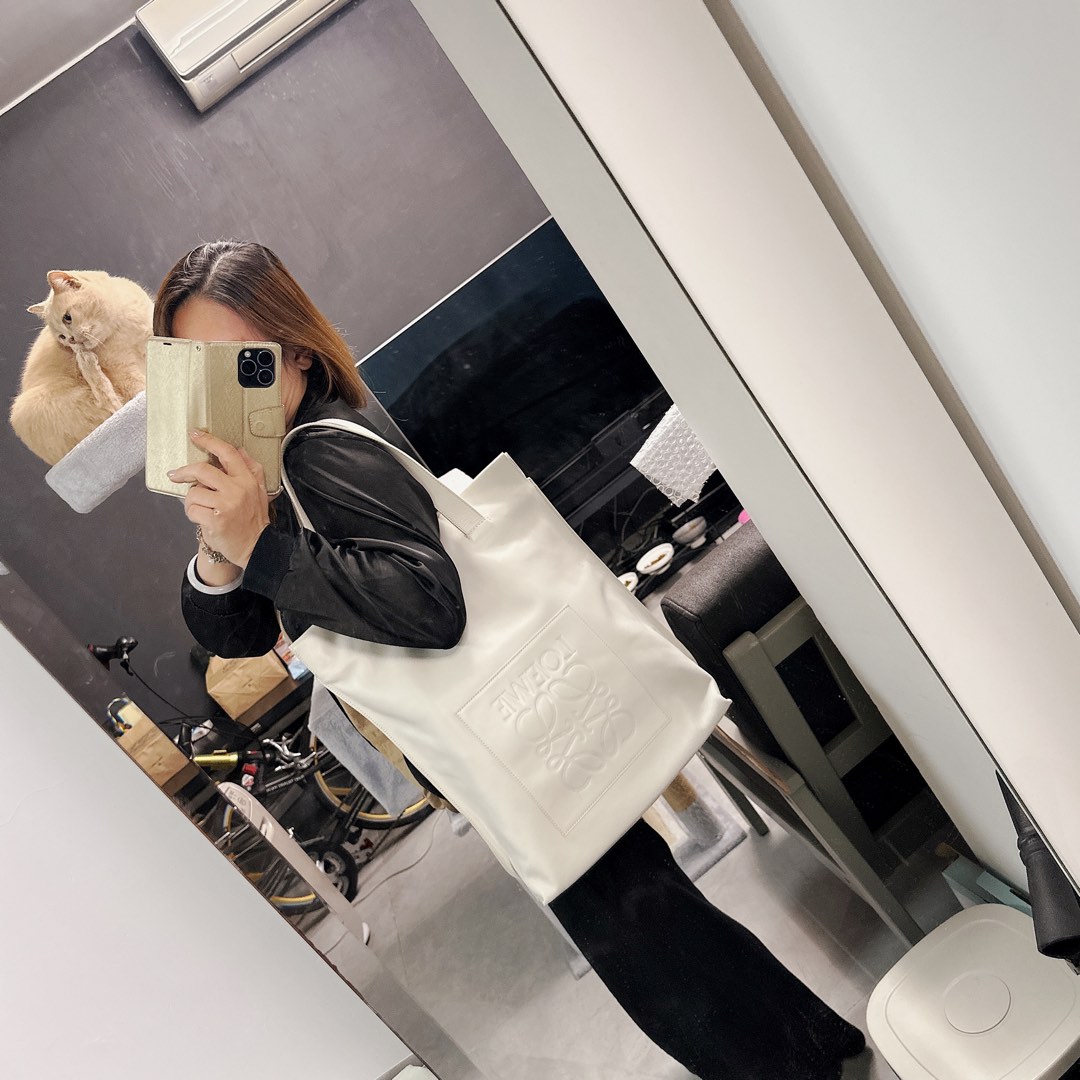 Loewe, 女裝, 手袋及銀包, 單肩包 - Carousell