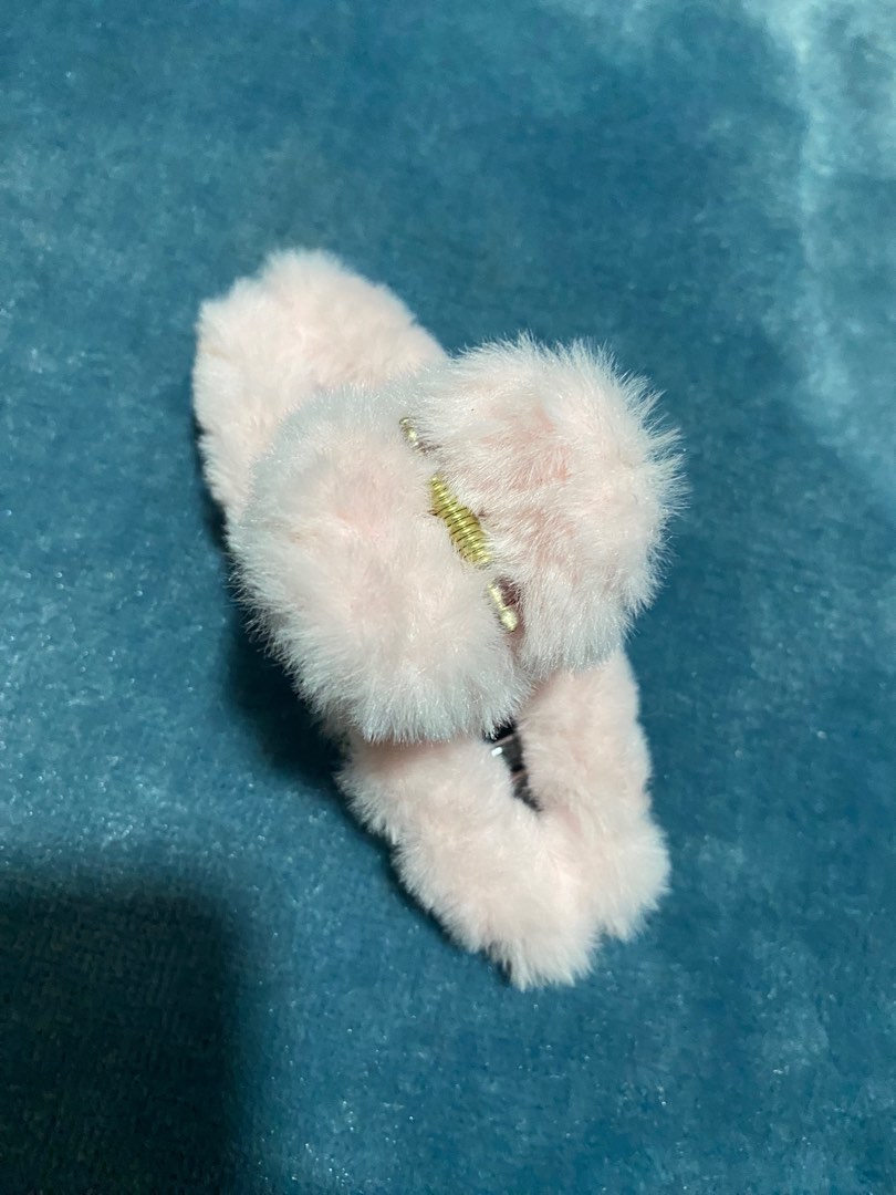 Pink fluffy claw clip, Women's Fashion, Watches & Accessories, Hair Accessories on Carousell