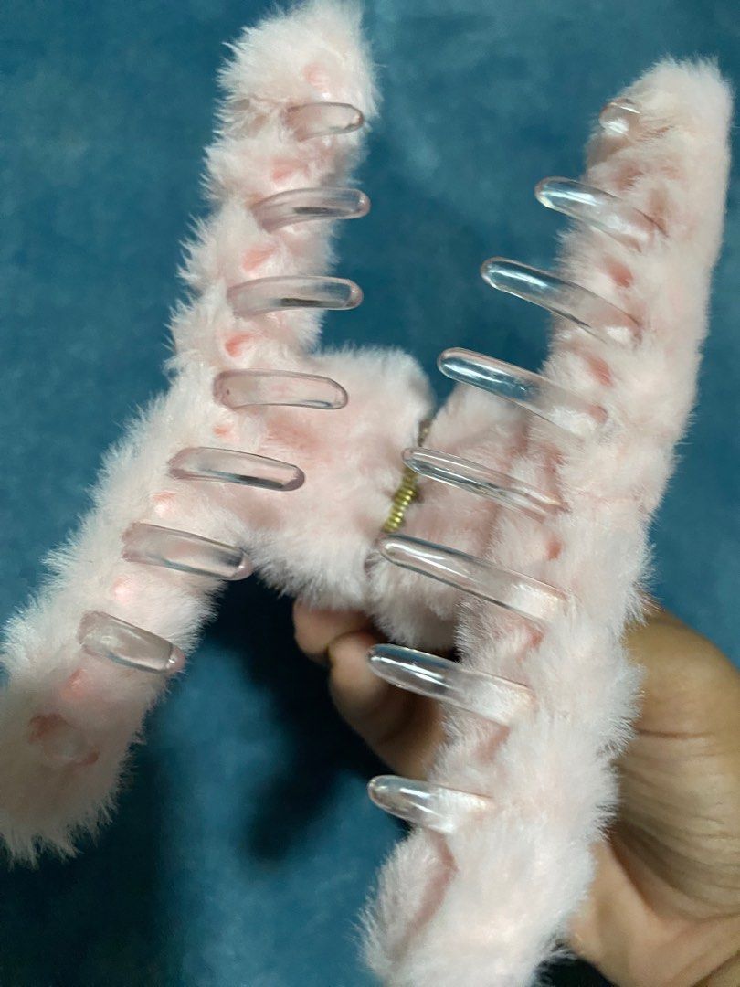 Pink fluffy claw clip, Women's Fashion, Watches & Accessories, Hair Accessories on Carousell