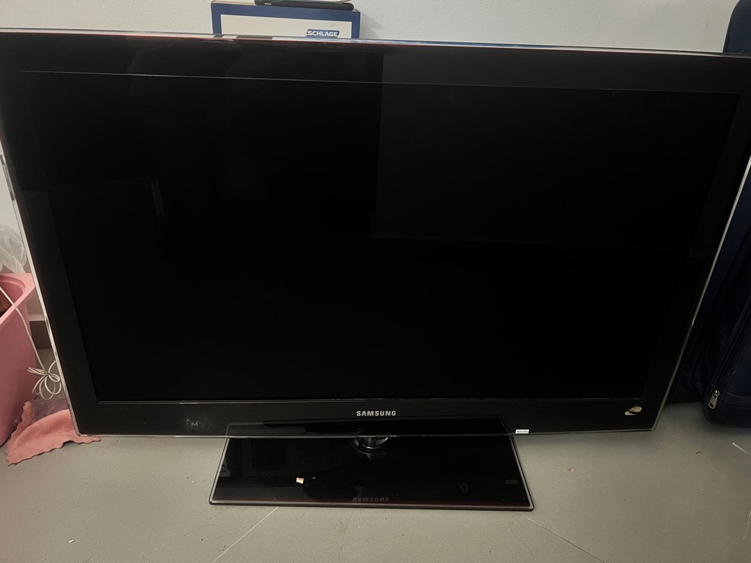 Samsung 40 inch tv, TV & Home Appliances, TV & Entertainment, TV on ...