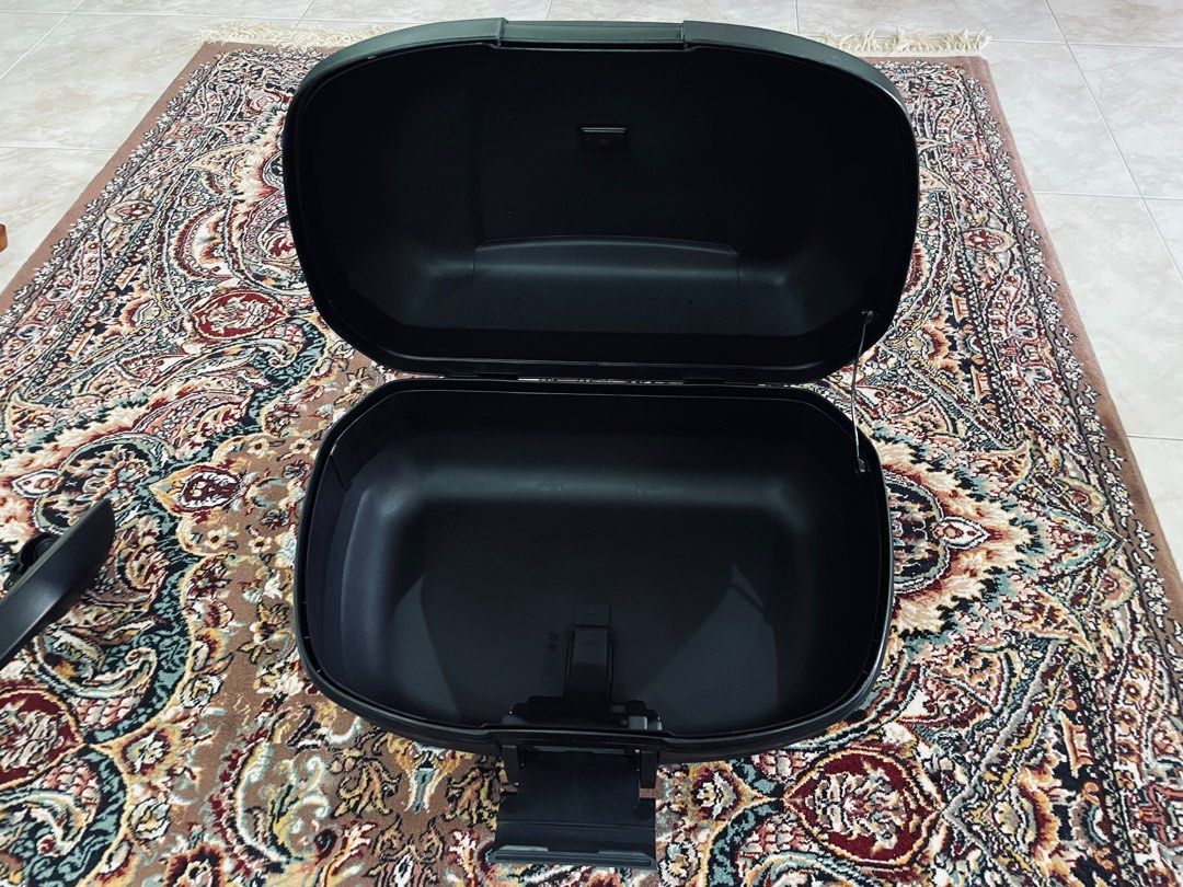 SHAD SH42 top box + Yamaha XMAX 300 rack, Motorcycles, Motorcycle ...