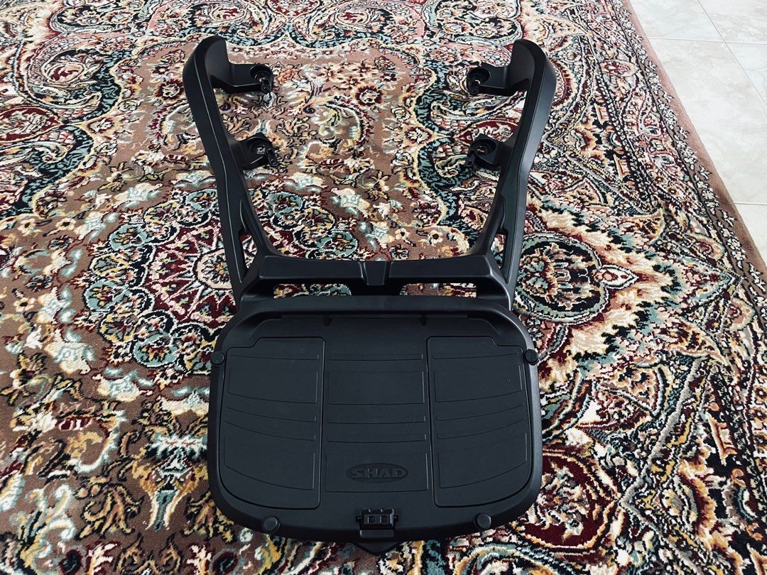 SHAD SH42 top box + Yamaha XMAX 300 long rack, Motorcycles, Motorcycle ...