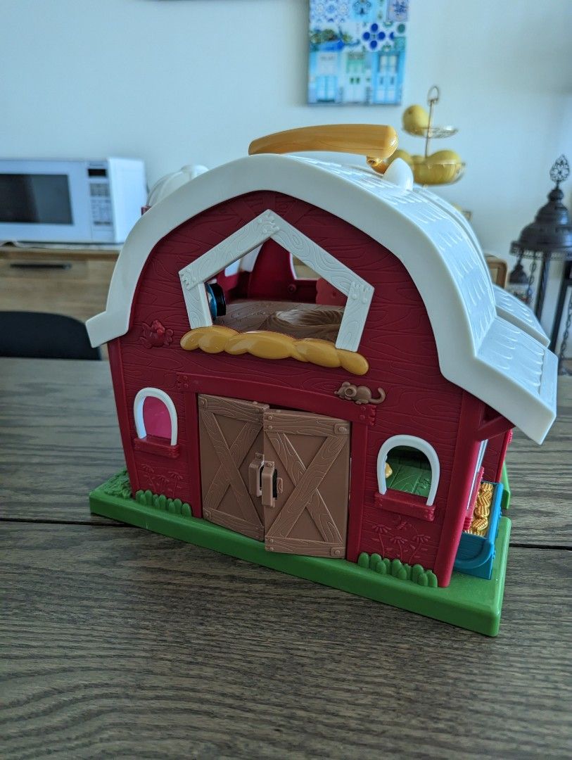 Battat barn farm with animals and farmer, Hobbies & Toys, Toys & Games ...