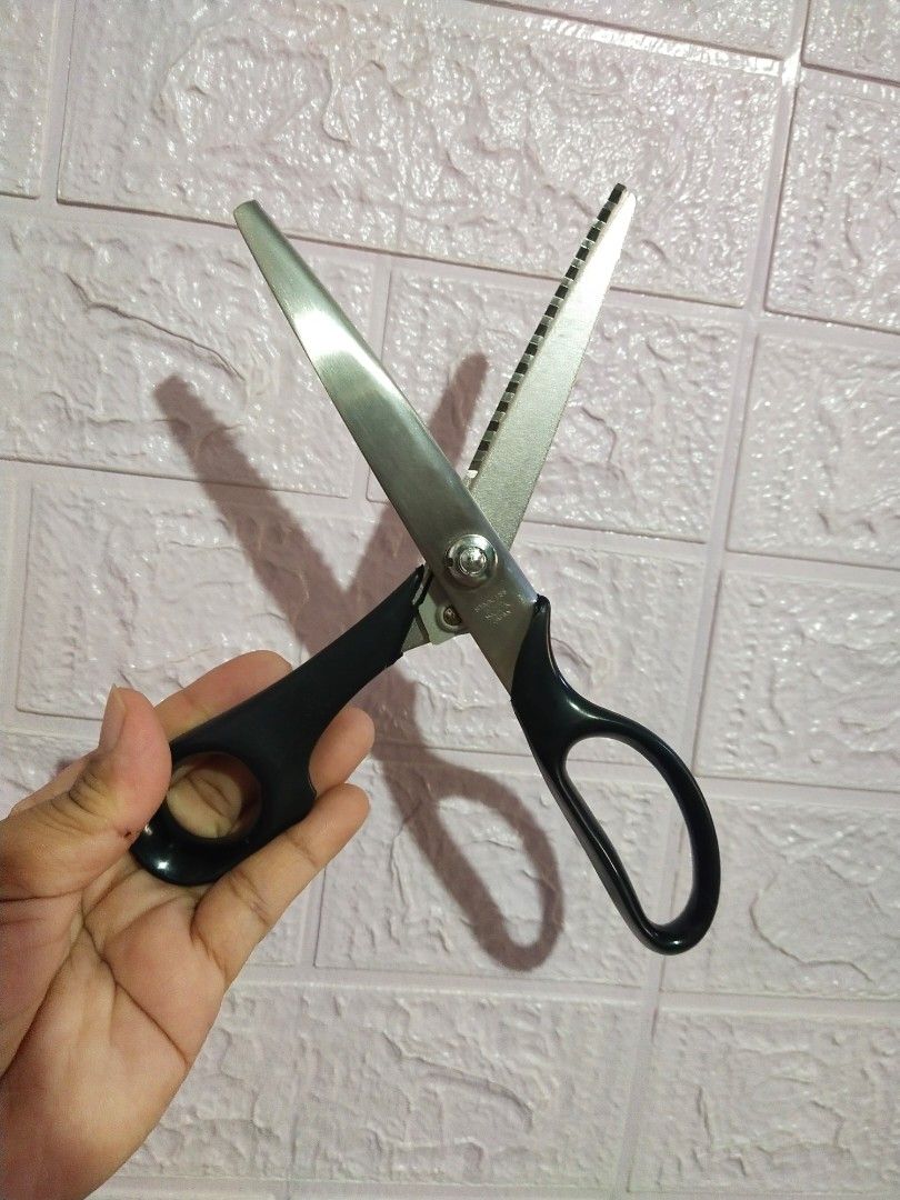 Corrugated blade scissor on Carousell
