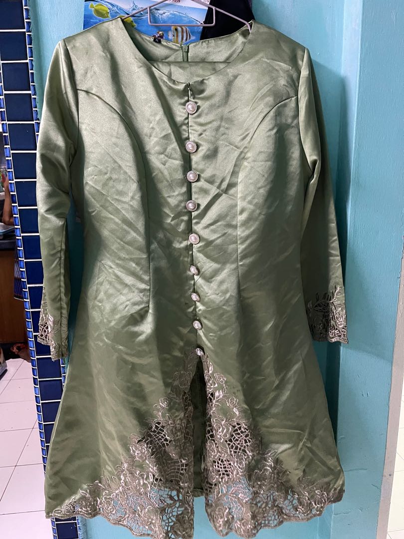 Gerobok gaga satin kurung, Women's Fashion, Muslimah Fashion, Baju ...