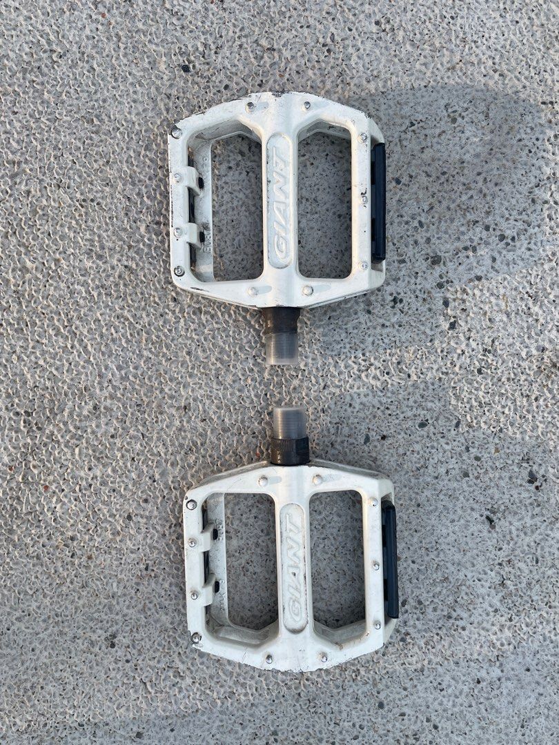 Giant MTB Pedals White, Sports Equipment, Bicycles & Parts, Bicycles on ...